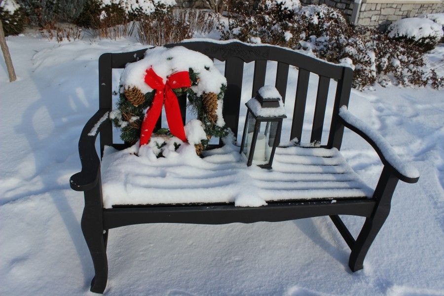 Wonderful outdoor Christmas decorations - during the day! - Momcrieff